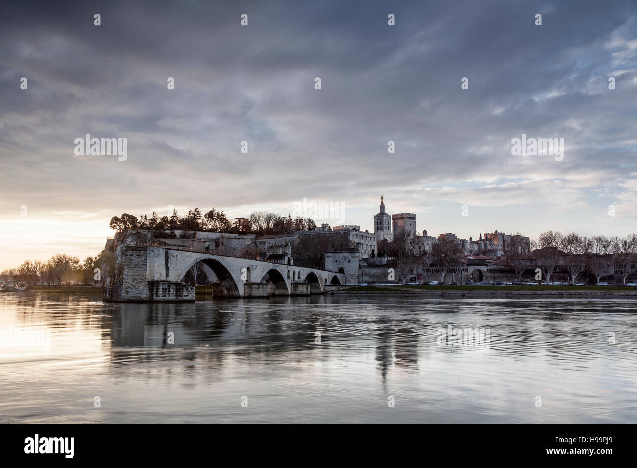 Pont Saint Benezet and the Palais des Papes in Avignon, France Stock ...