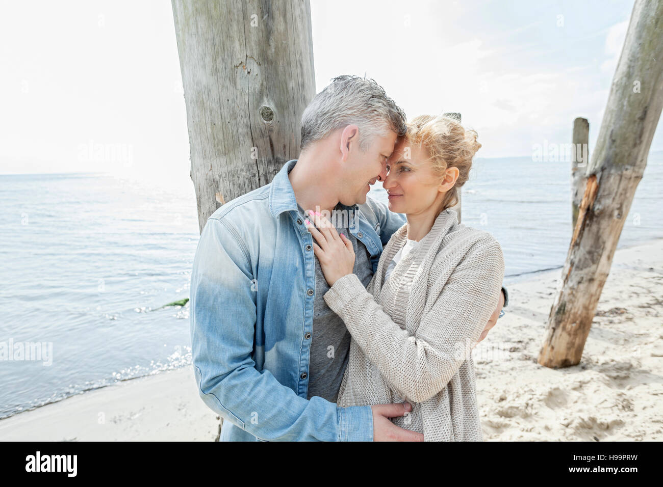 Couple kissing on beach hi-res stock photography and images - Alamy