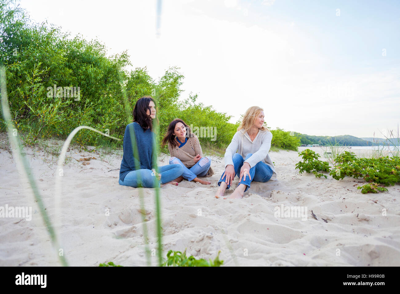 Group of women beach hi-res stock photography and images - Alamy