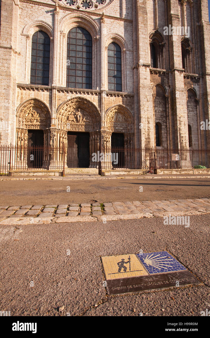 Chartres cathedral exterior hi-res stock photography and images - Alamy