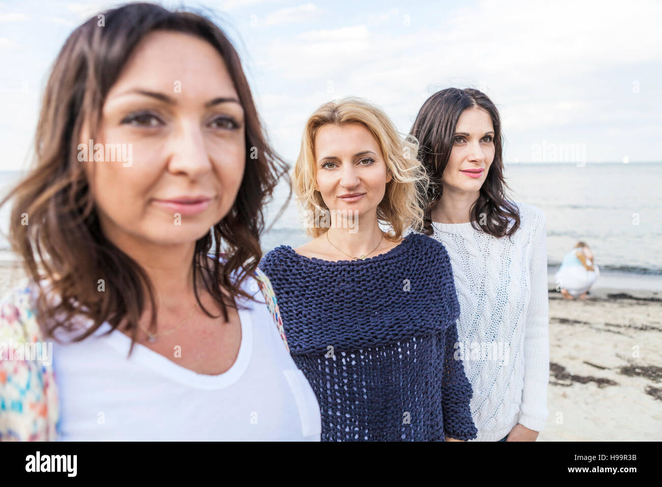 Women on beach hi-res stock photography and images - Alamy