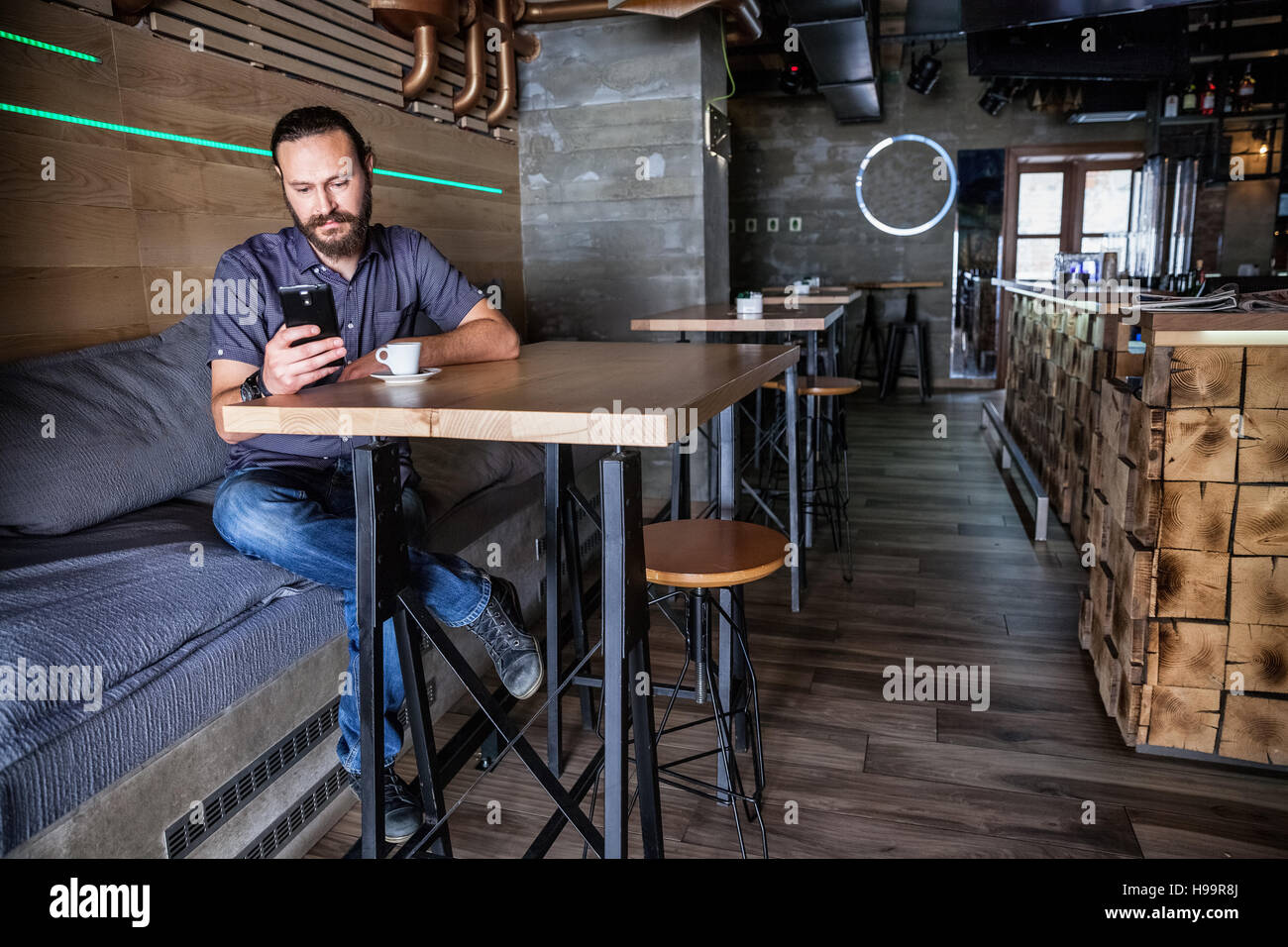 Man on phone coffee shop hi-res stock photography and images - Alamy