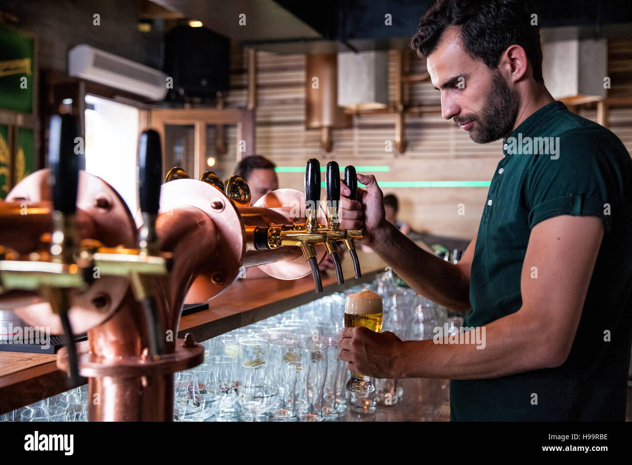 Bartender hi-res stock photography and images - Alamy