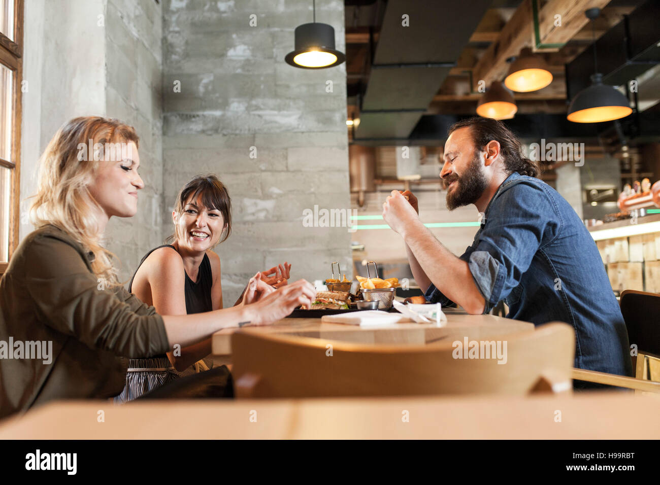Group of people in coffee shop hi-res stock photography and images - Alamy