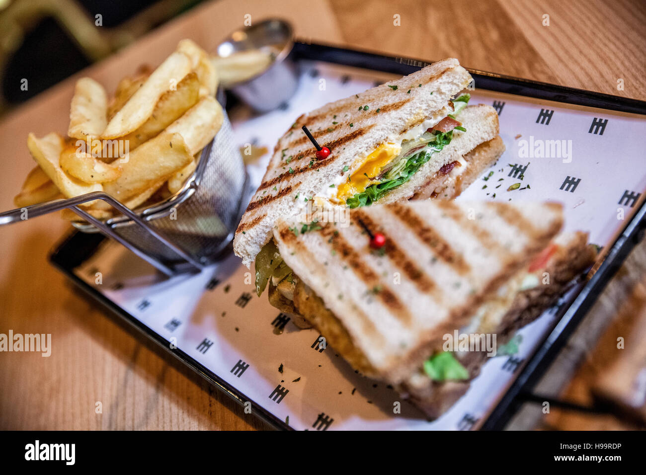 Bread in restaurant hi-res stock photography and images - Alamy