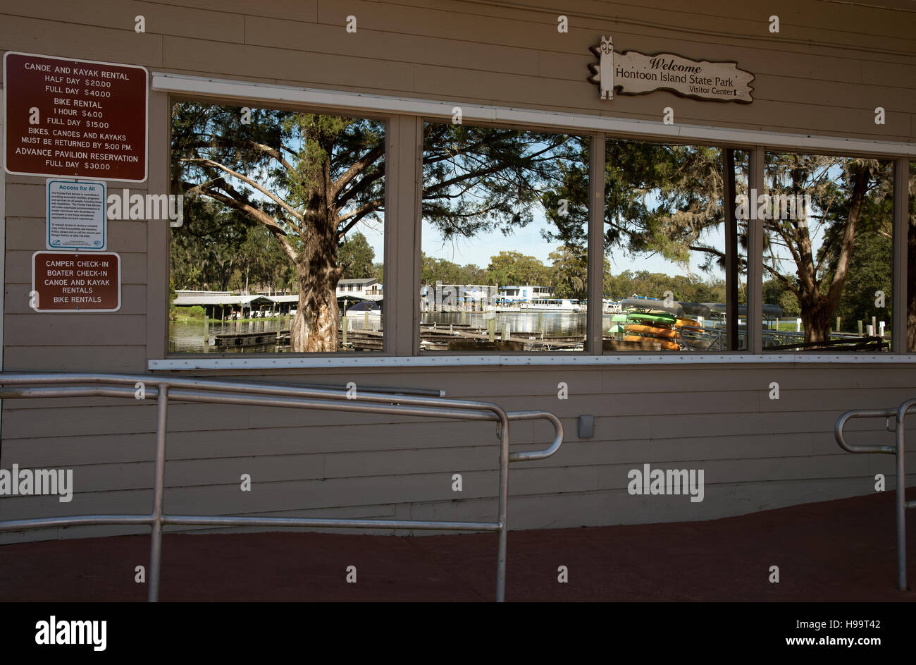 State park office building hi-res stock photography and images - Alamy