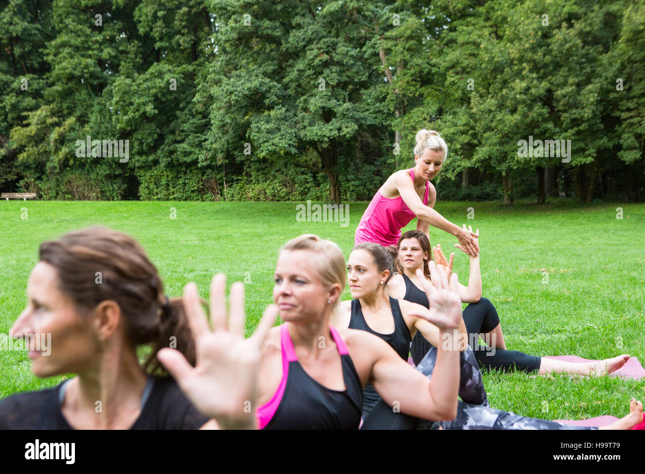 Exercise class park hi-res stock photography and images - Alamy