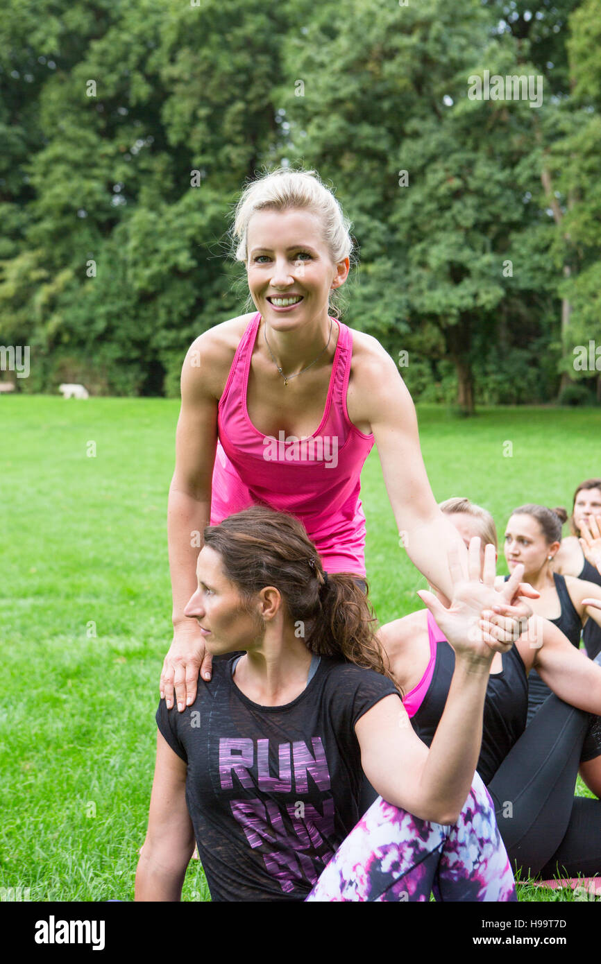 Exercise class park hi-res stock photography and images - Alamy