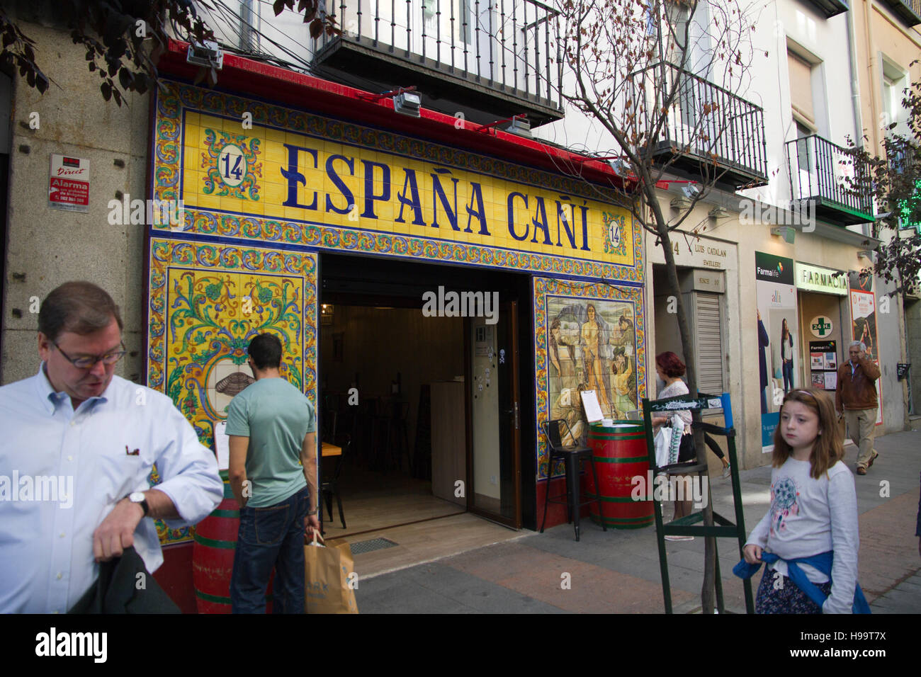 Madrid Spain typical bodega in street Stock Photo - Alamy