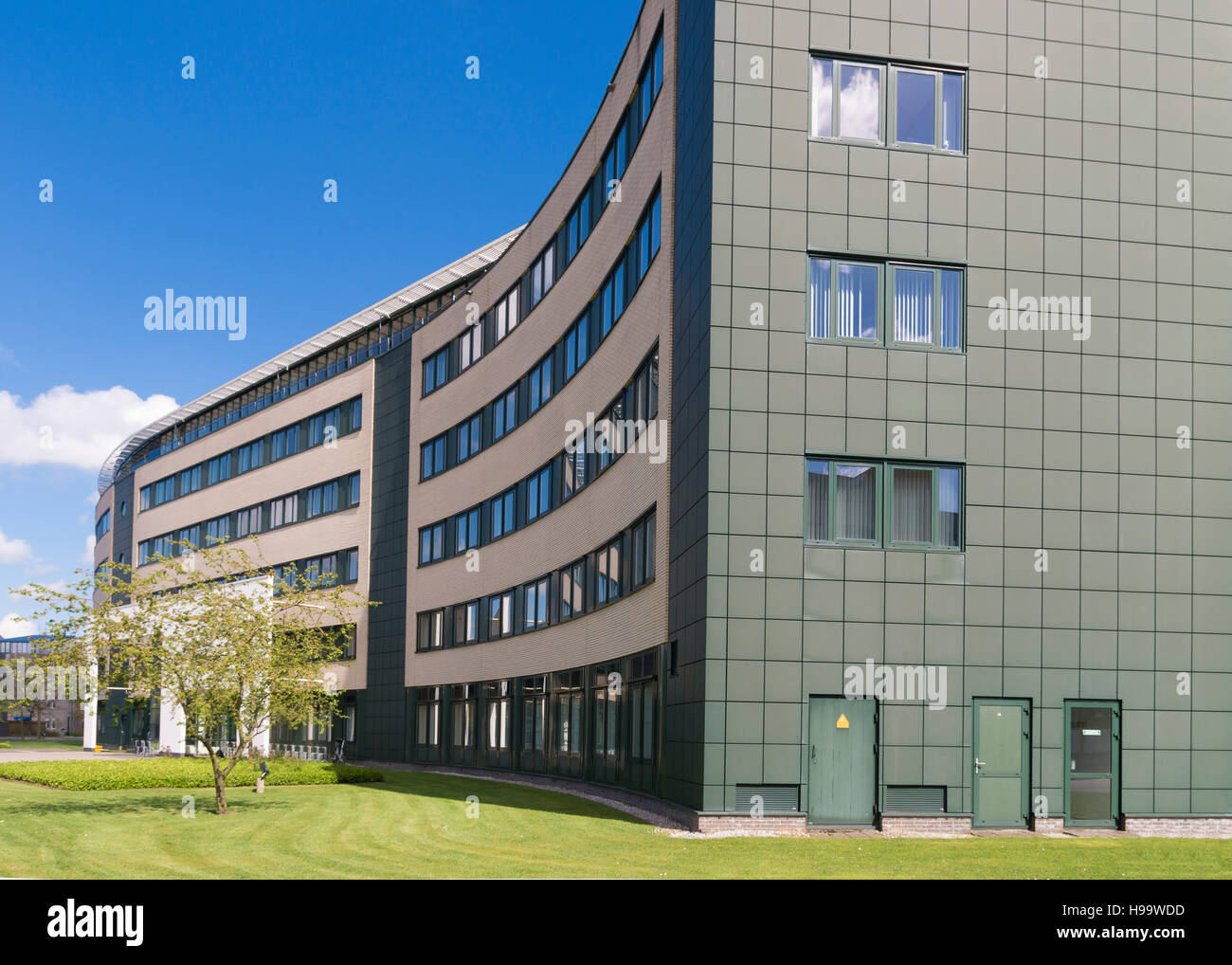 side view exterior of a modern office building Stock Photo - Alamy