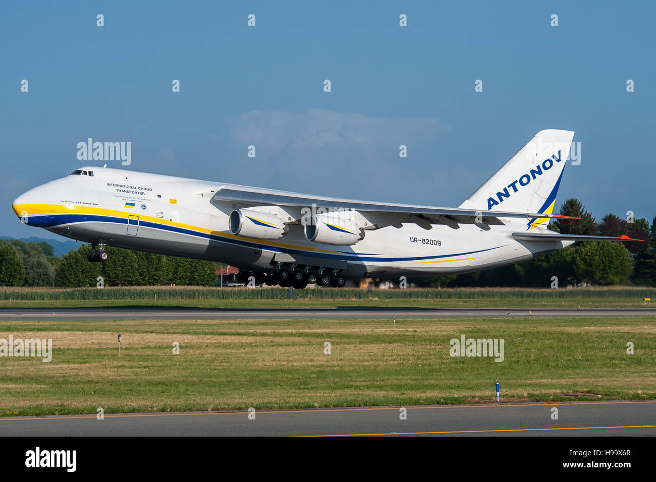 Antonov an 124 military cargo plane hi-res stock photography and images ...