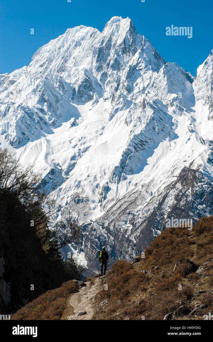 The great himalayan trail and trekkers hi-res stock photography and ...