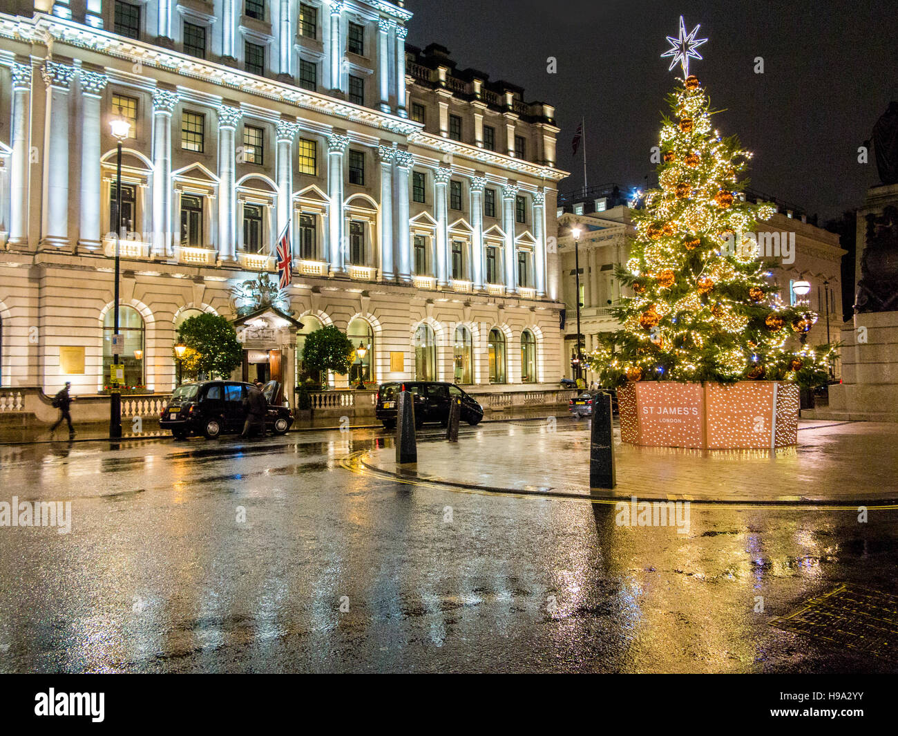 Symmetrical street lighting hi-res stock photography and images - Alamy