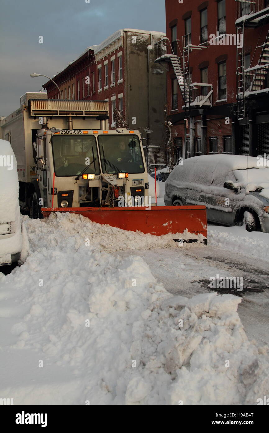 Gate buried in snow hi-res stock photography and images - Alamy