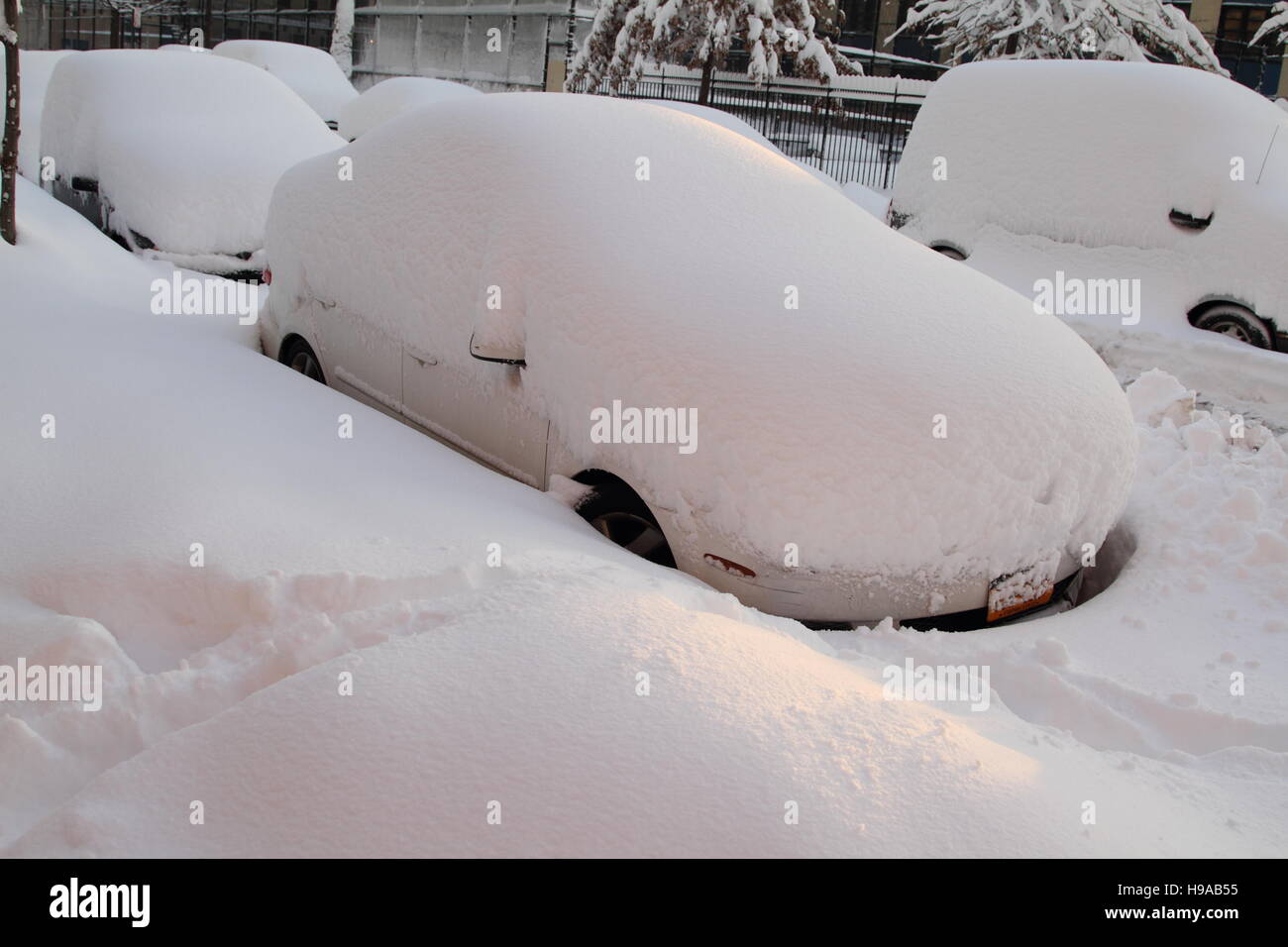 Buried cars after snowstorm hi-res stock photography and images - Alamy