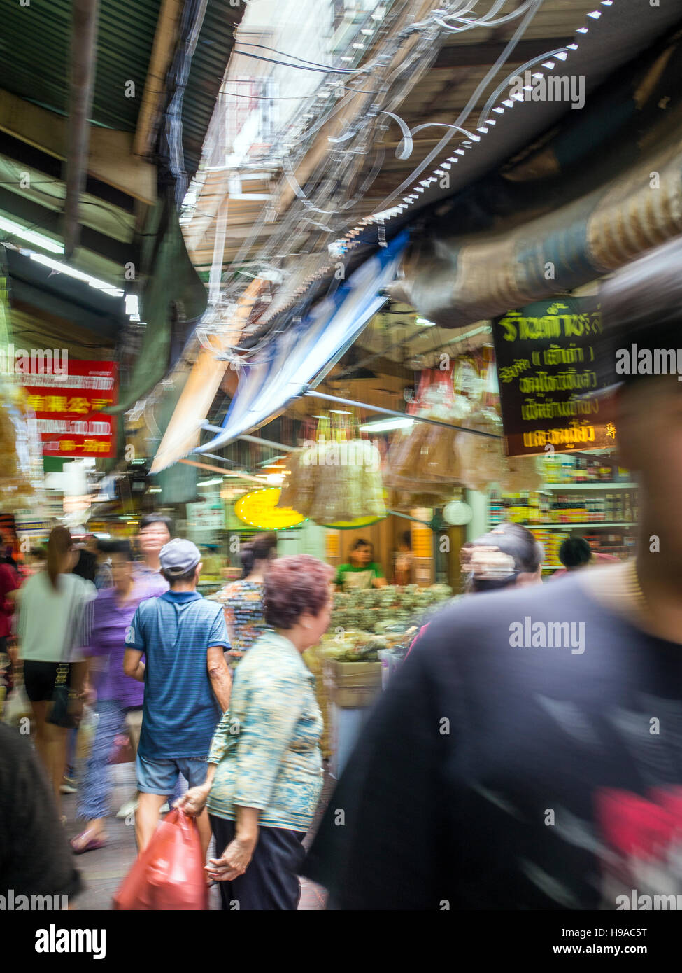 Shoppers at Sampeng Lane Market in China Town, Bangkok Stock Photo - Alamy