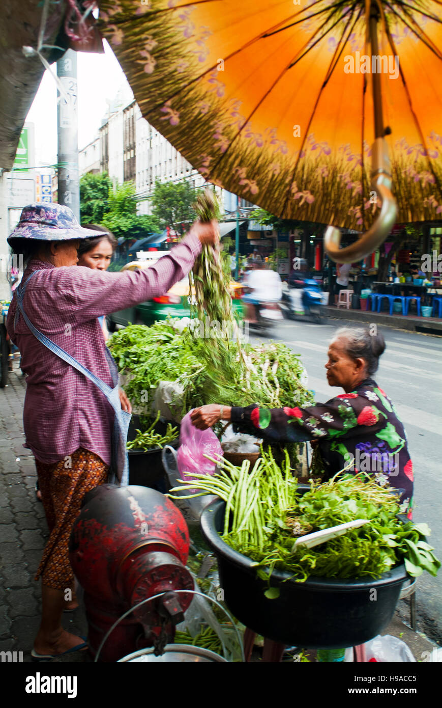 Streetside culinary vendor hi-res stock photography and images - Alamy