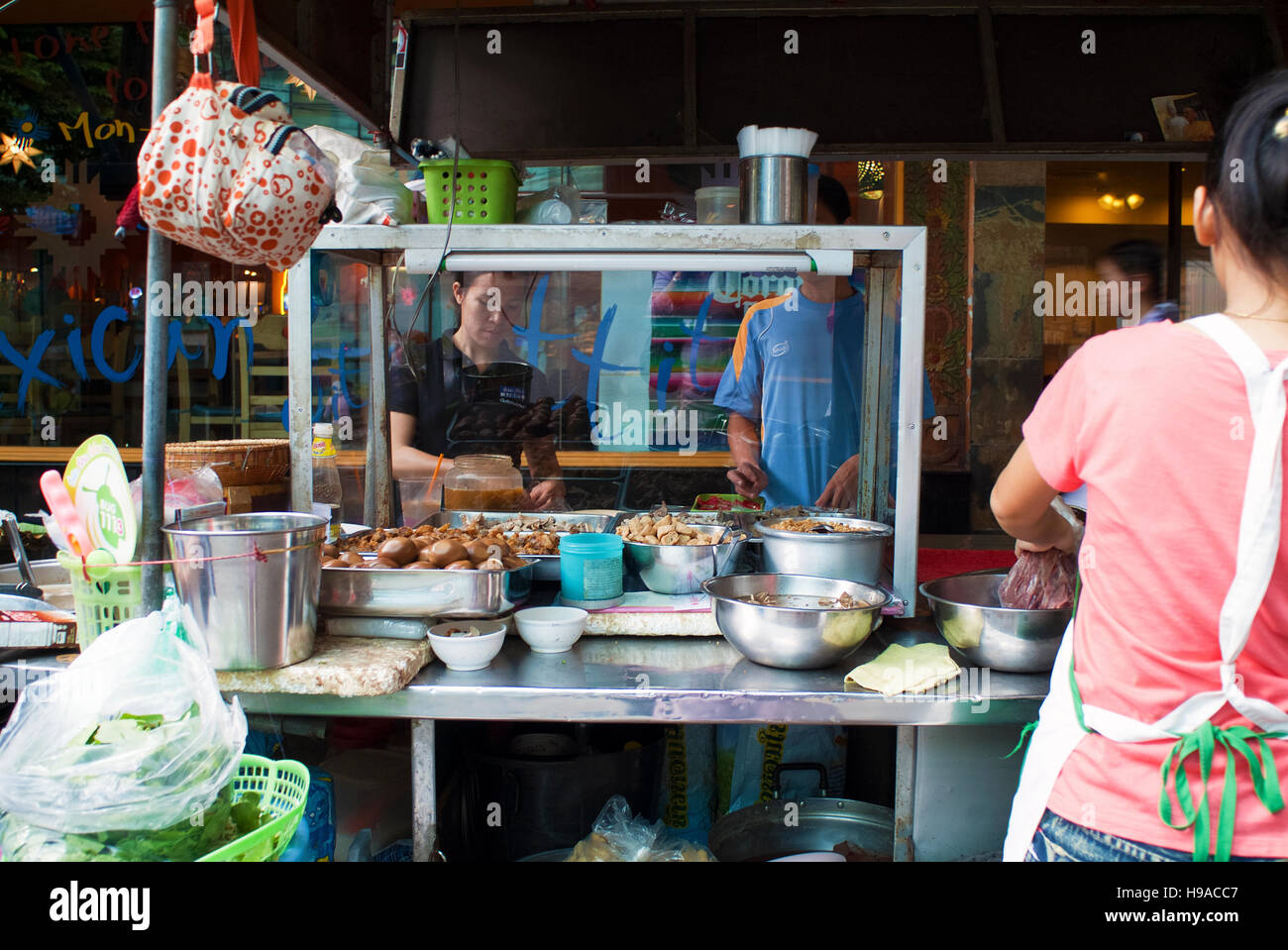 Streetside culinary vendor hi-res stock photography and images - Alamy