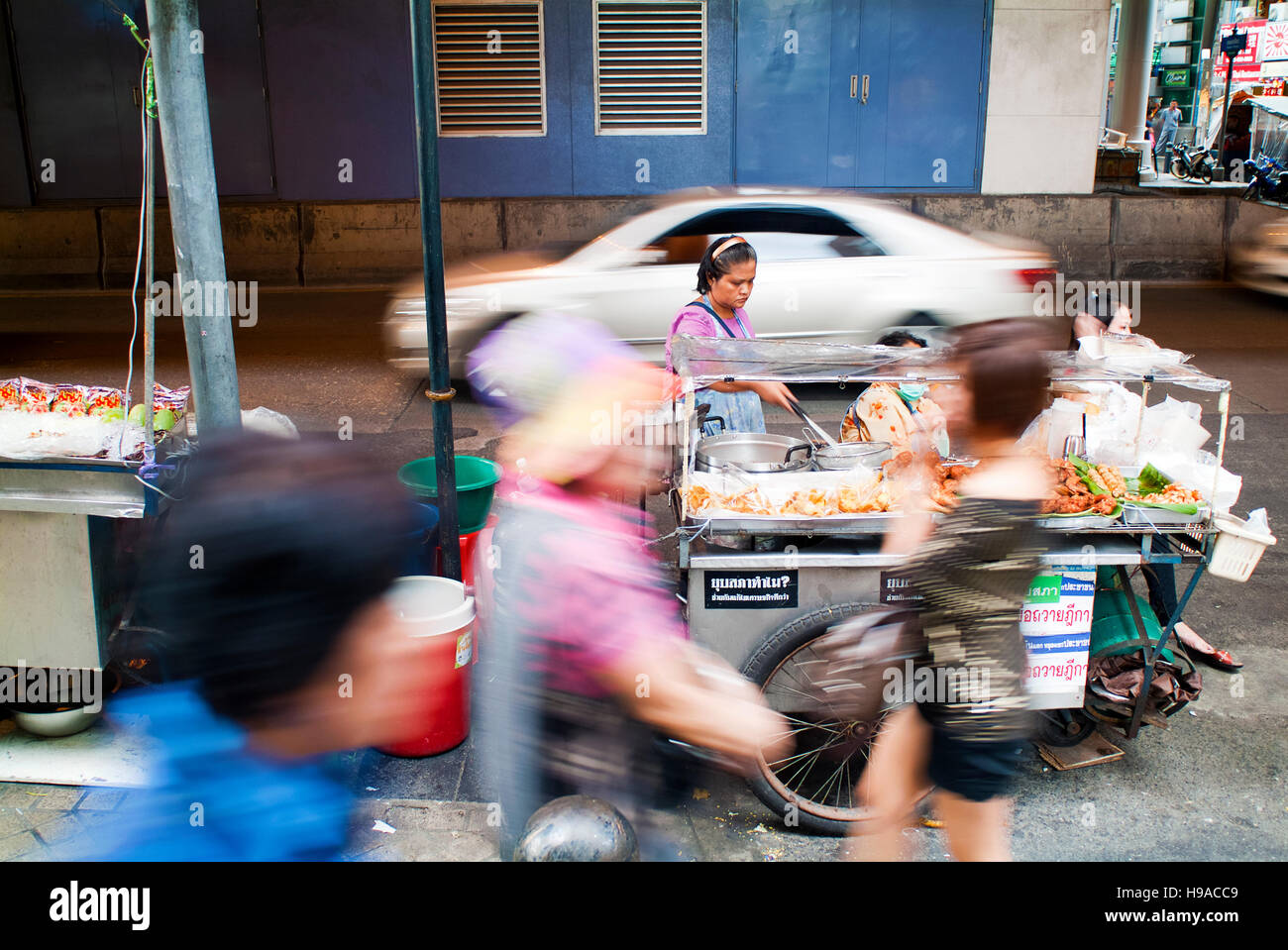 Streetside culinary vendor hi-res stock photography and images - Alamy