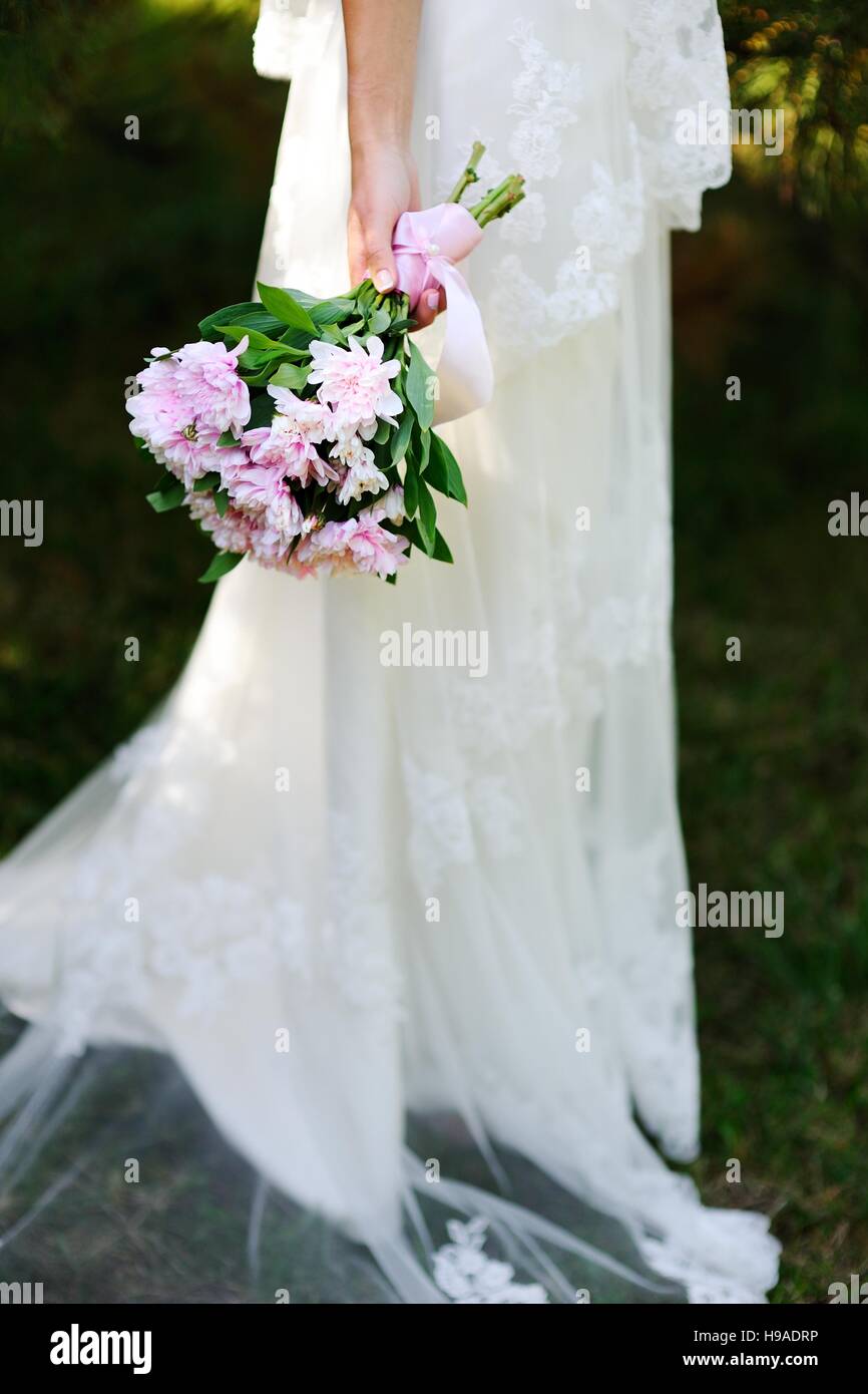 bride holding wedding bouquet Stock Photo - Alamy