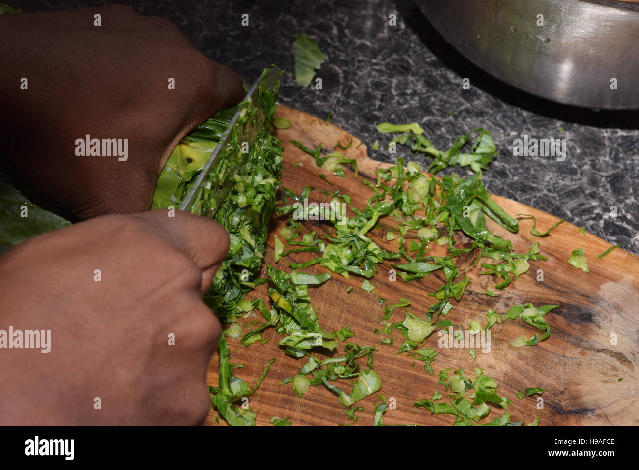 Gentle female hands chopping organic spinach Stock Photo - Alamy