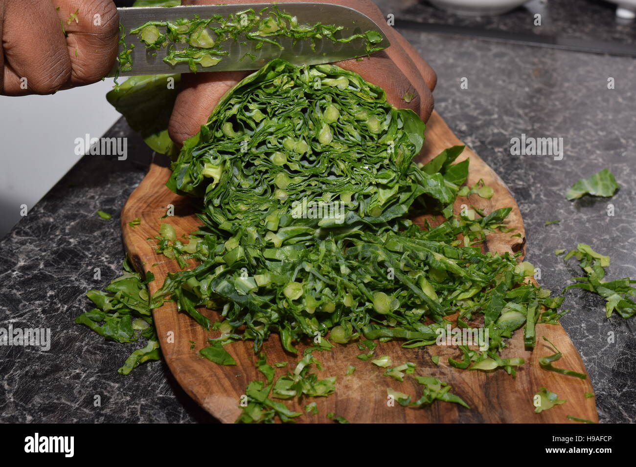 Gentle female hands chopping organic spinach Stock Photo - Alamy