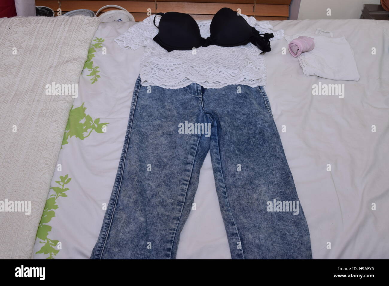 Clothes laid out on bed hi-res stock photography and images - Alamy