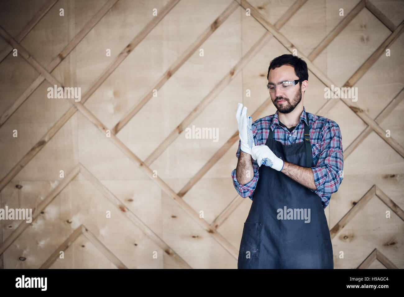 Construction site carpenter wearing hi-res stock photography and images ...