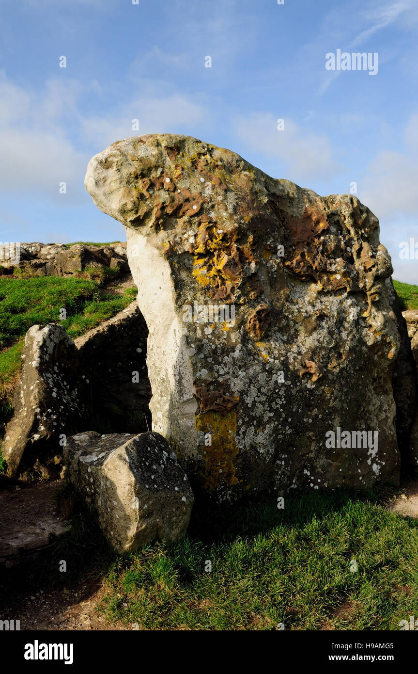 The entrance to West Kennett (or Kennet) Long Barrow Stock Photo - Alamy