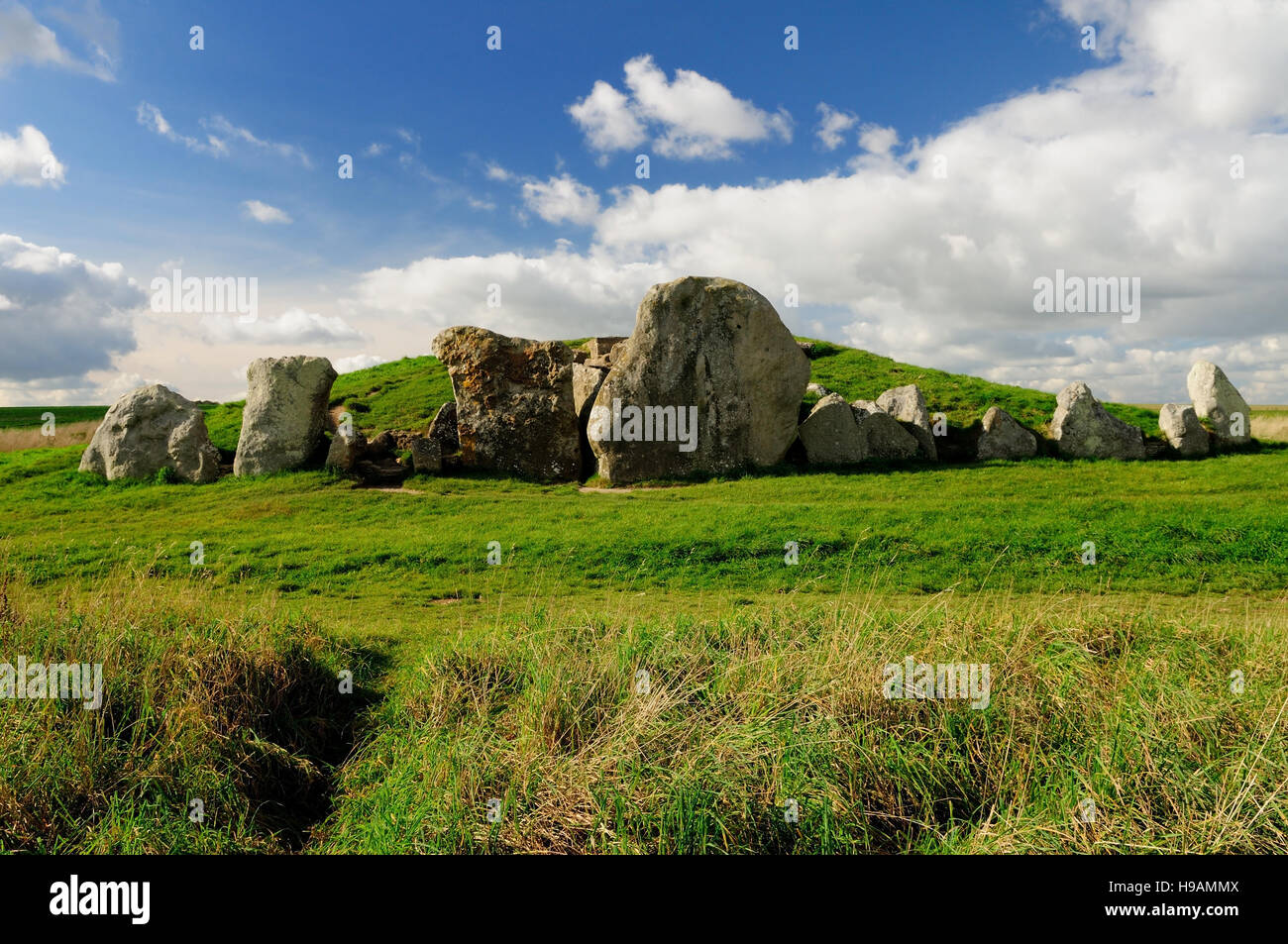 West Kennett (or Kennet) Long Barrow Stock Photo - Alamy