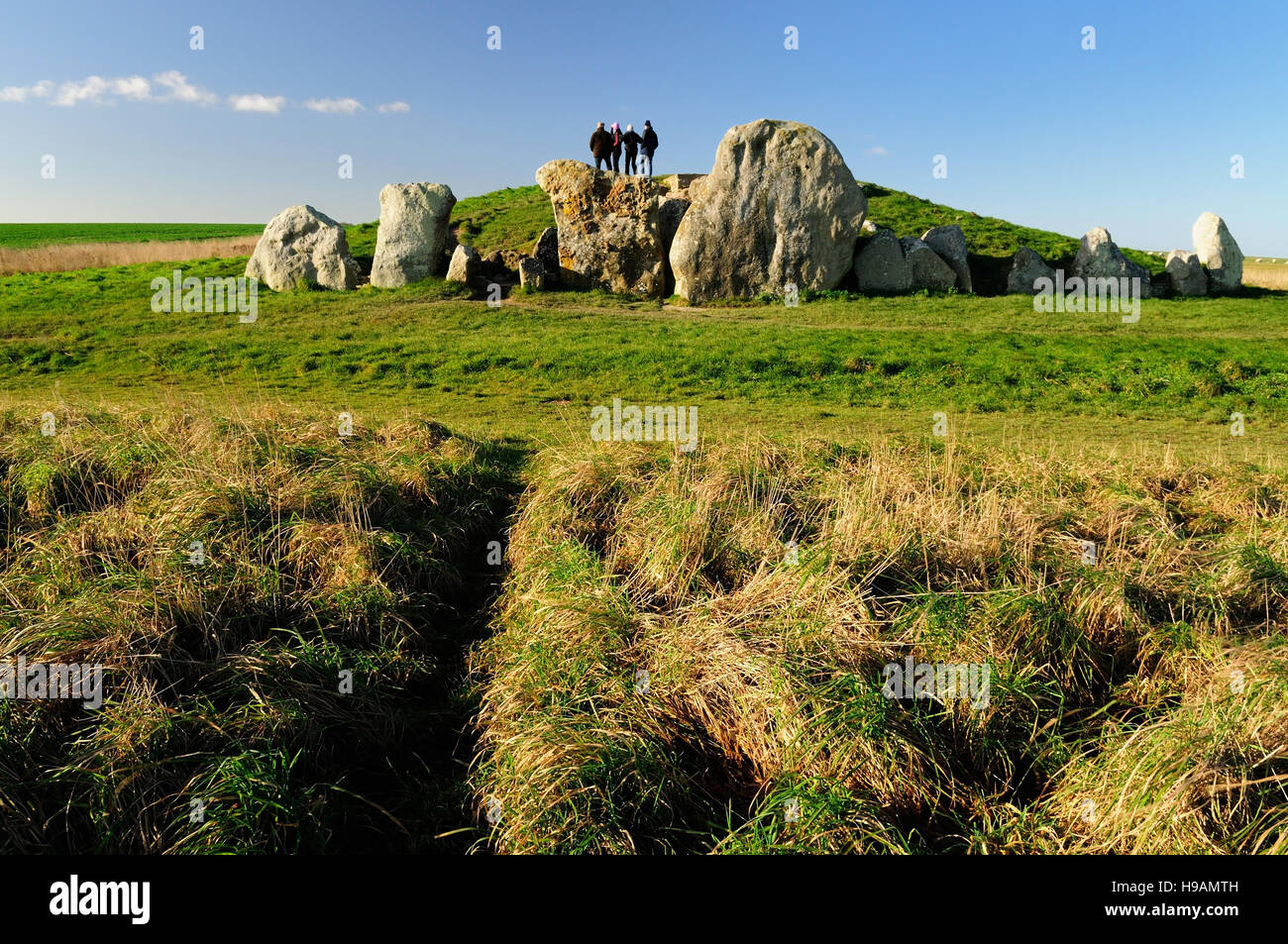 West Kennett Long Barrow High Resolution Stock Photography and Images ...