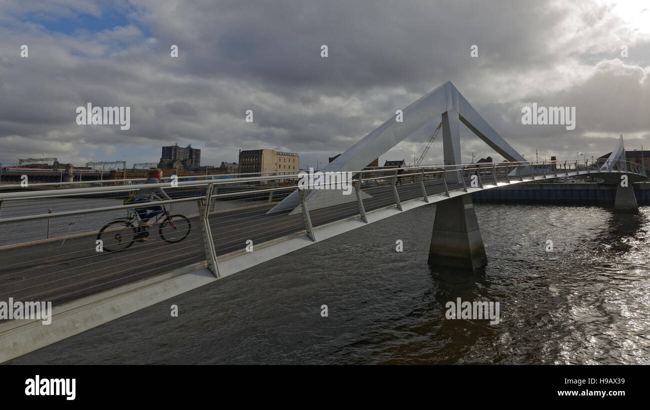 squiggly bridge bike river clyde glasgow Tradeston Bridge Stock Photo ...
