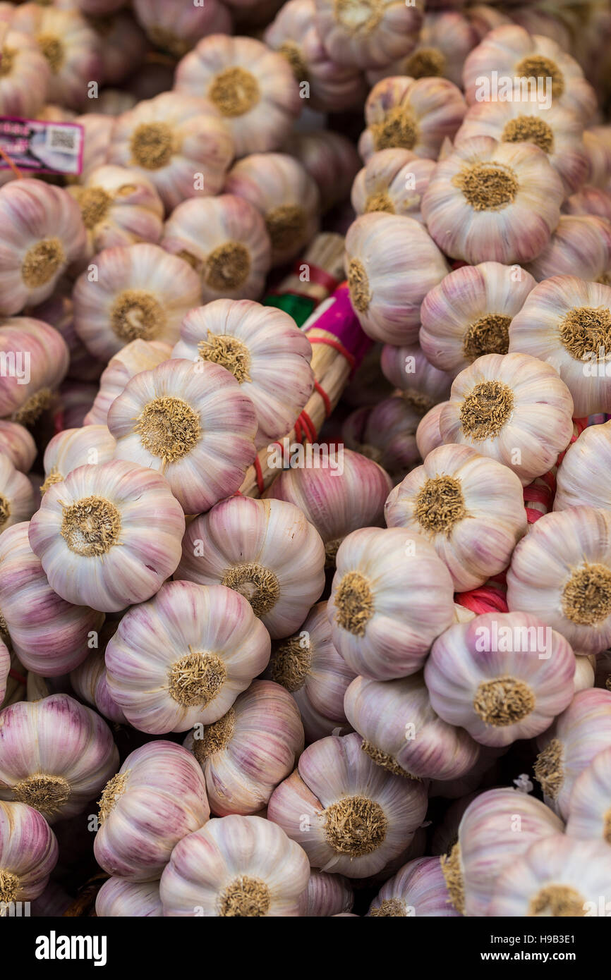Pile of home grown garlic on farmers market stall Stock Photo - Alamy