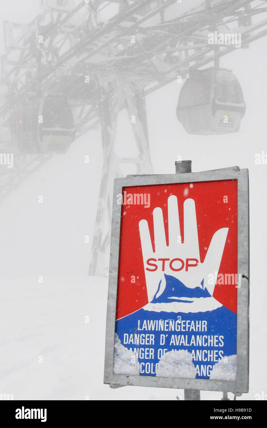 Closed warning sign ski piste skiing hi-res stock photography and ...