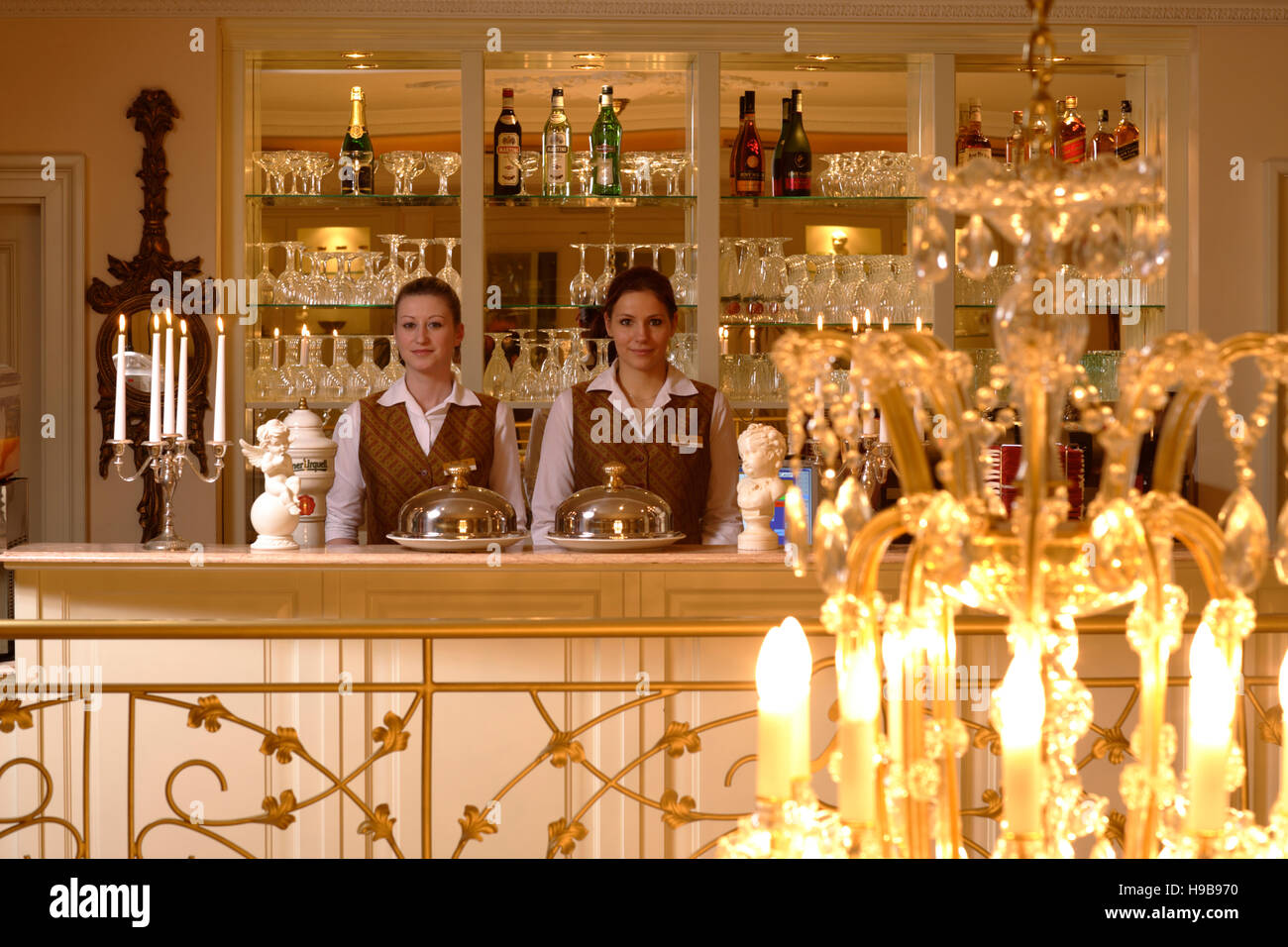 Waitresses hi-res stock photography and images - Alamy