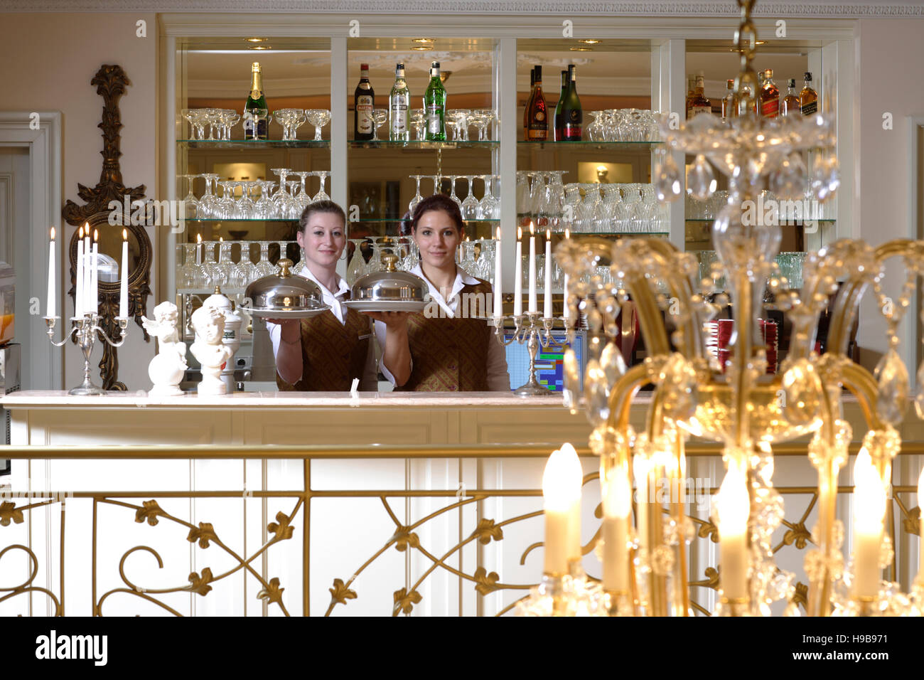 Waitresses hi-res stock photography and images - Alamy