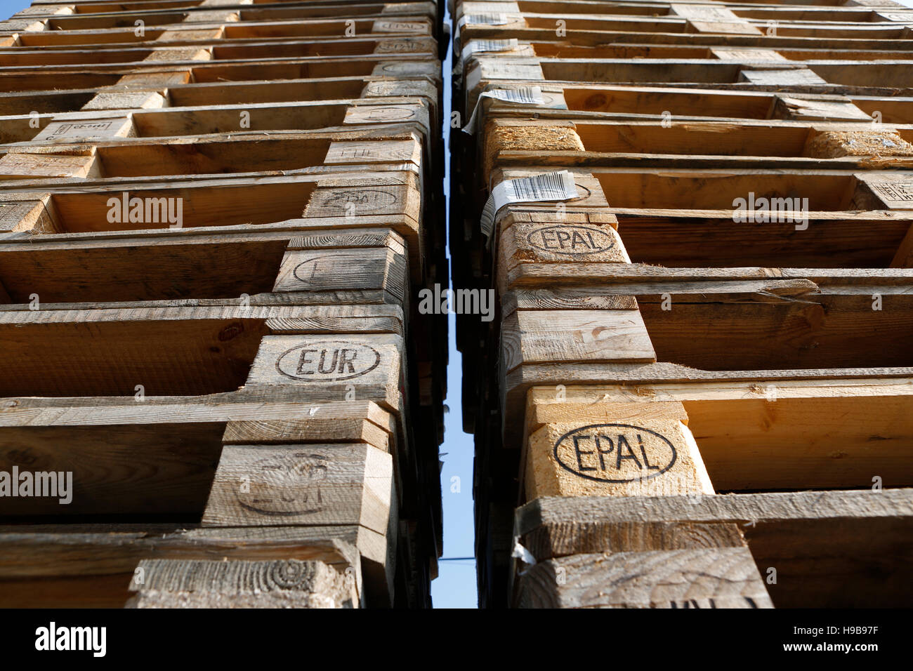 Pallets stacked hi-res stock photography and images - Alamy