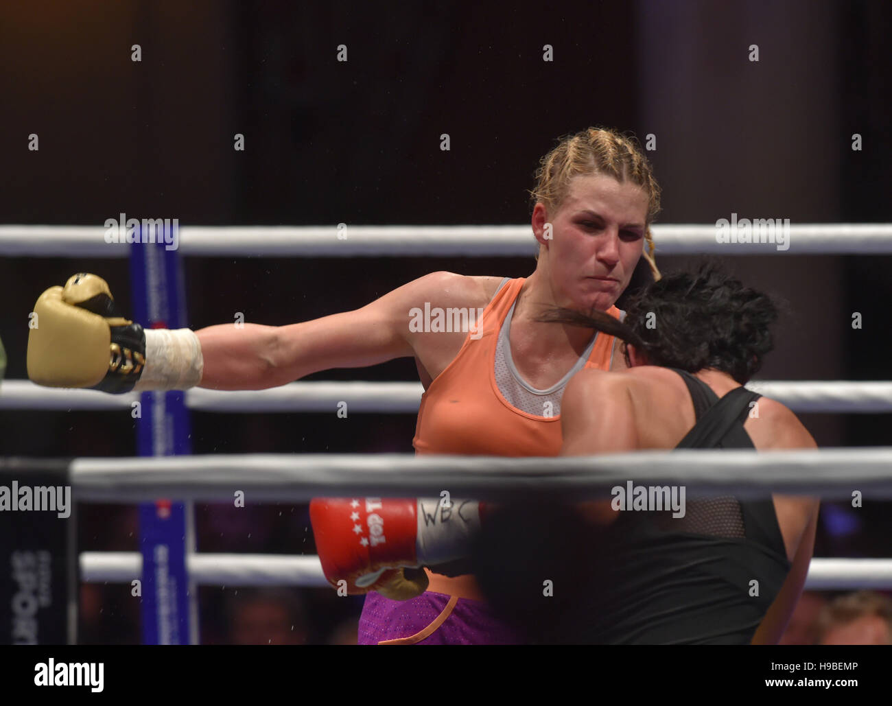 Karlovy Vary, Czech Republic. 19th Nov, 2016. Female featherweight ...