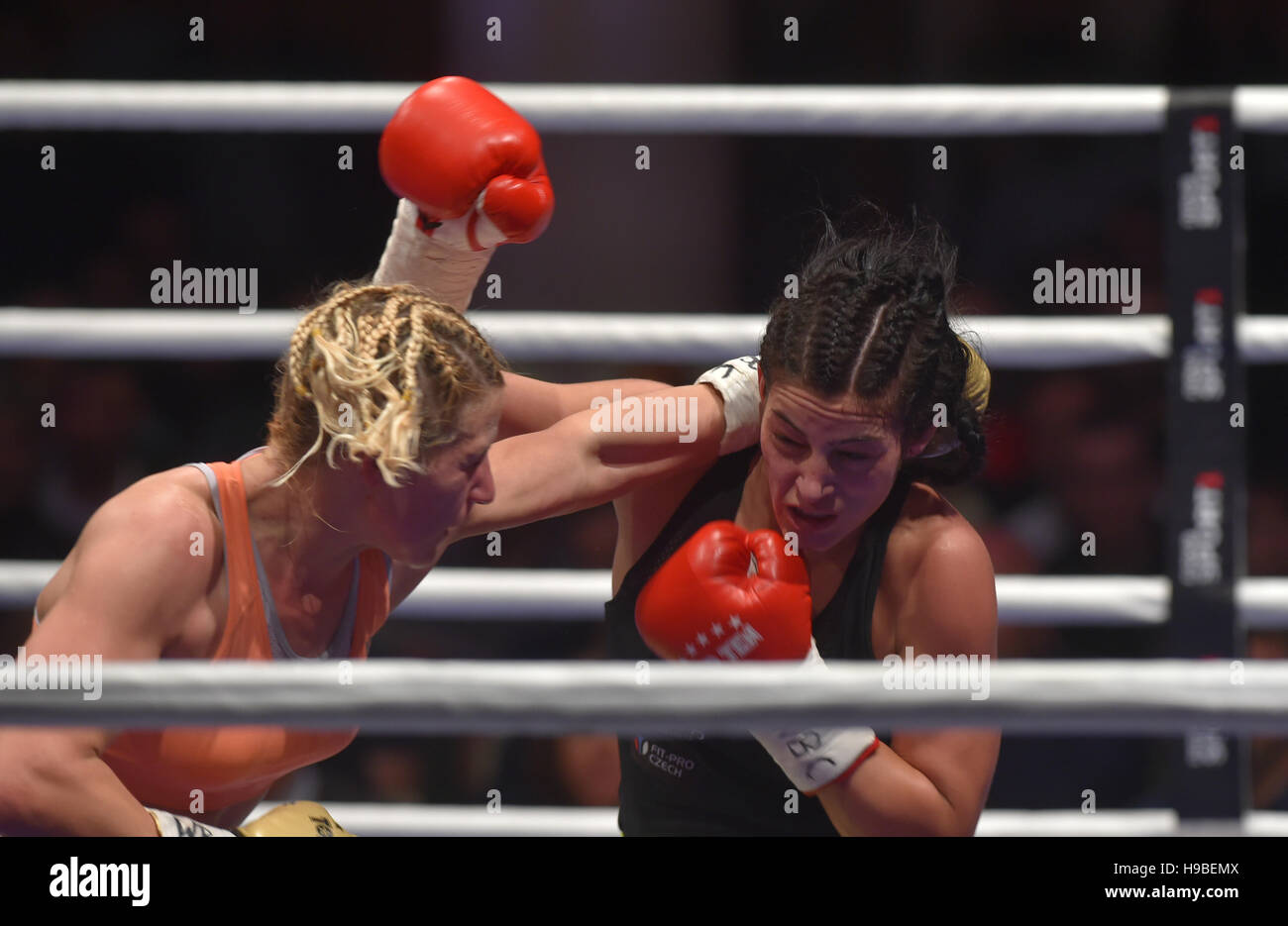 Karlovy Vary, Czech Republic. 19th Nov, 2016. Female featherweight ...