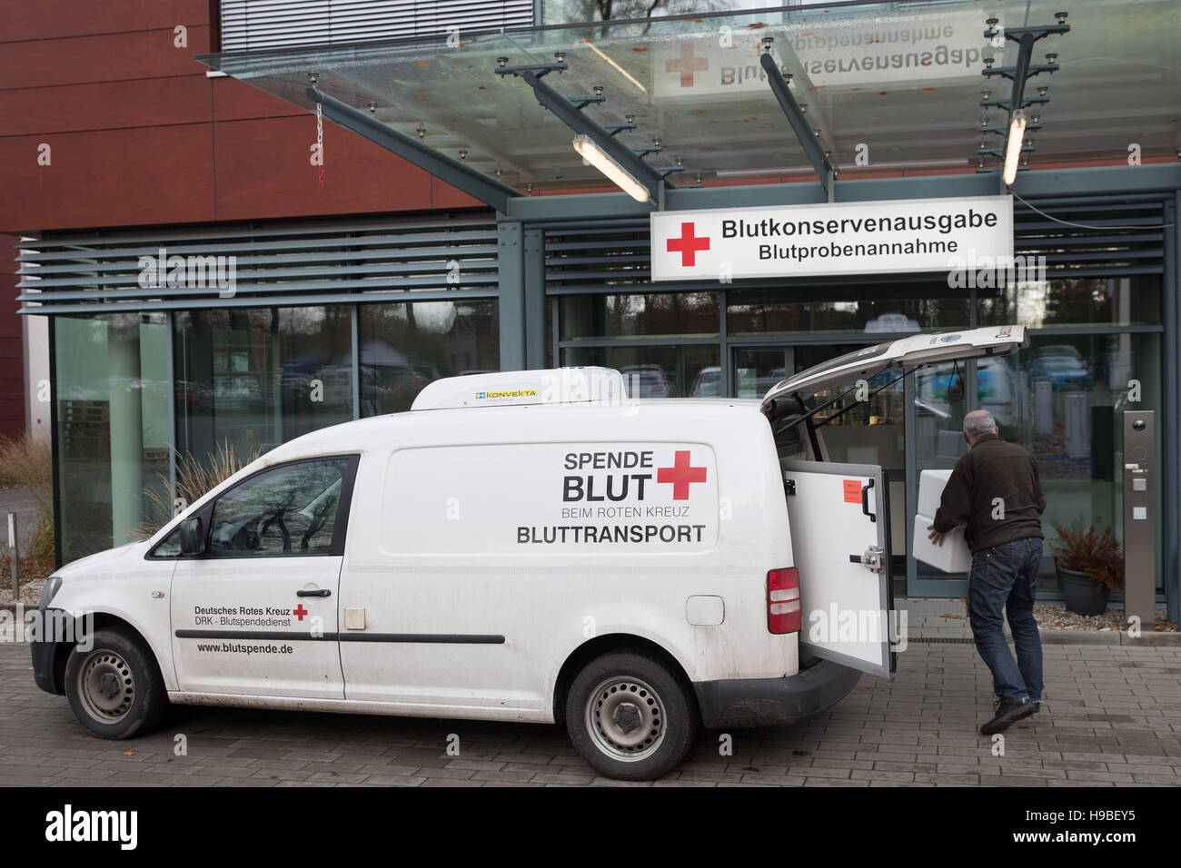 Hamburg, Germany. 17th Nov, 2016. An employee transports banked blood ...