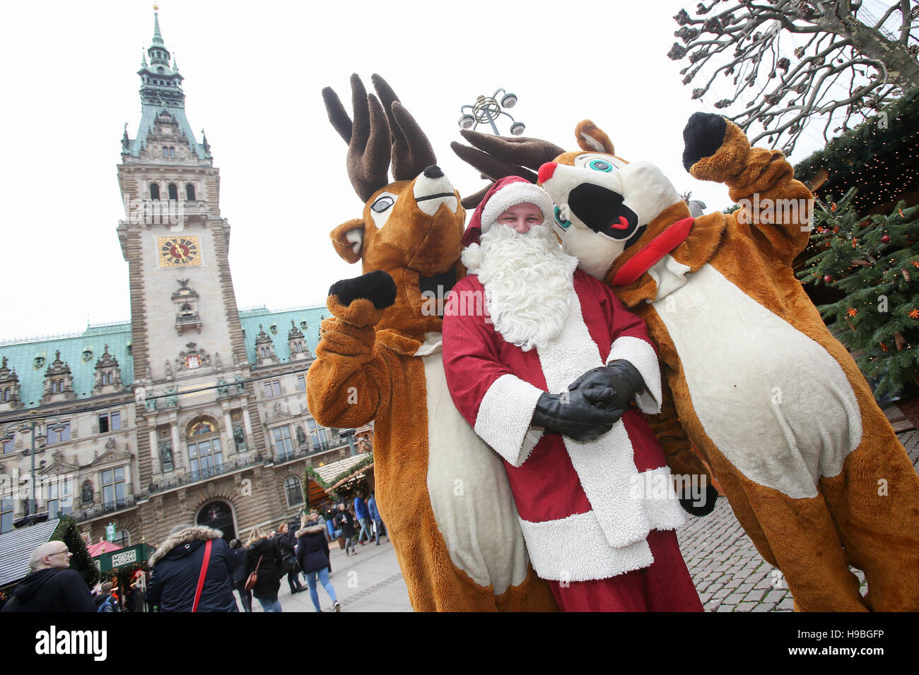 Hamburg, Germany. 21st Nov, 2016. The Santa Claus, known as the 'flying ...