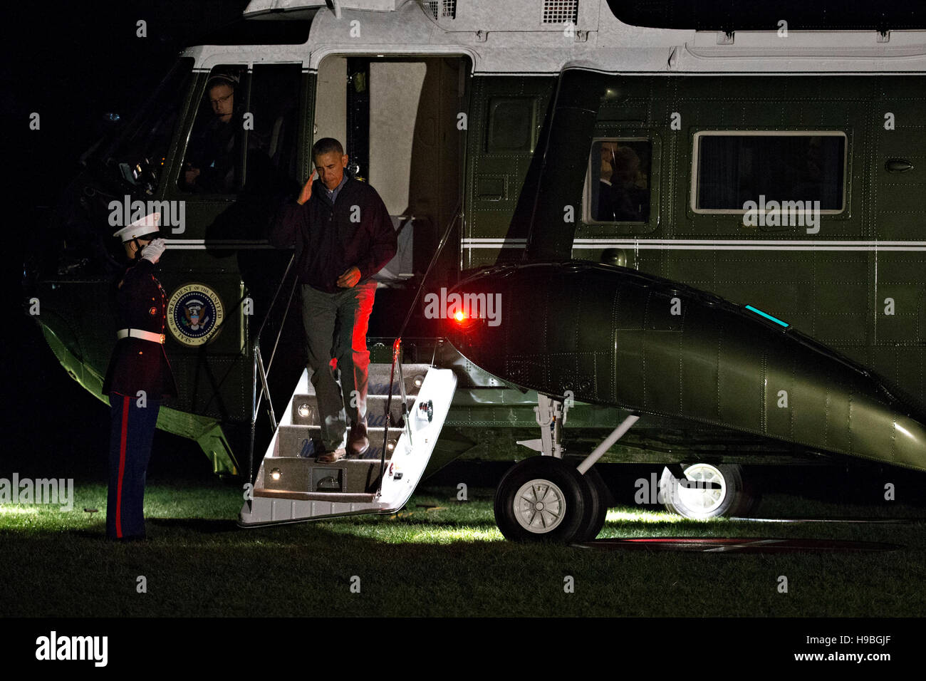 President obama salutes marine one hi-res stock photography and images ...