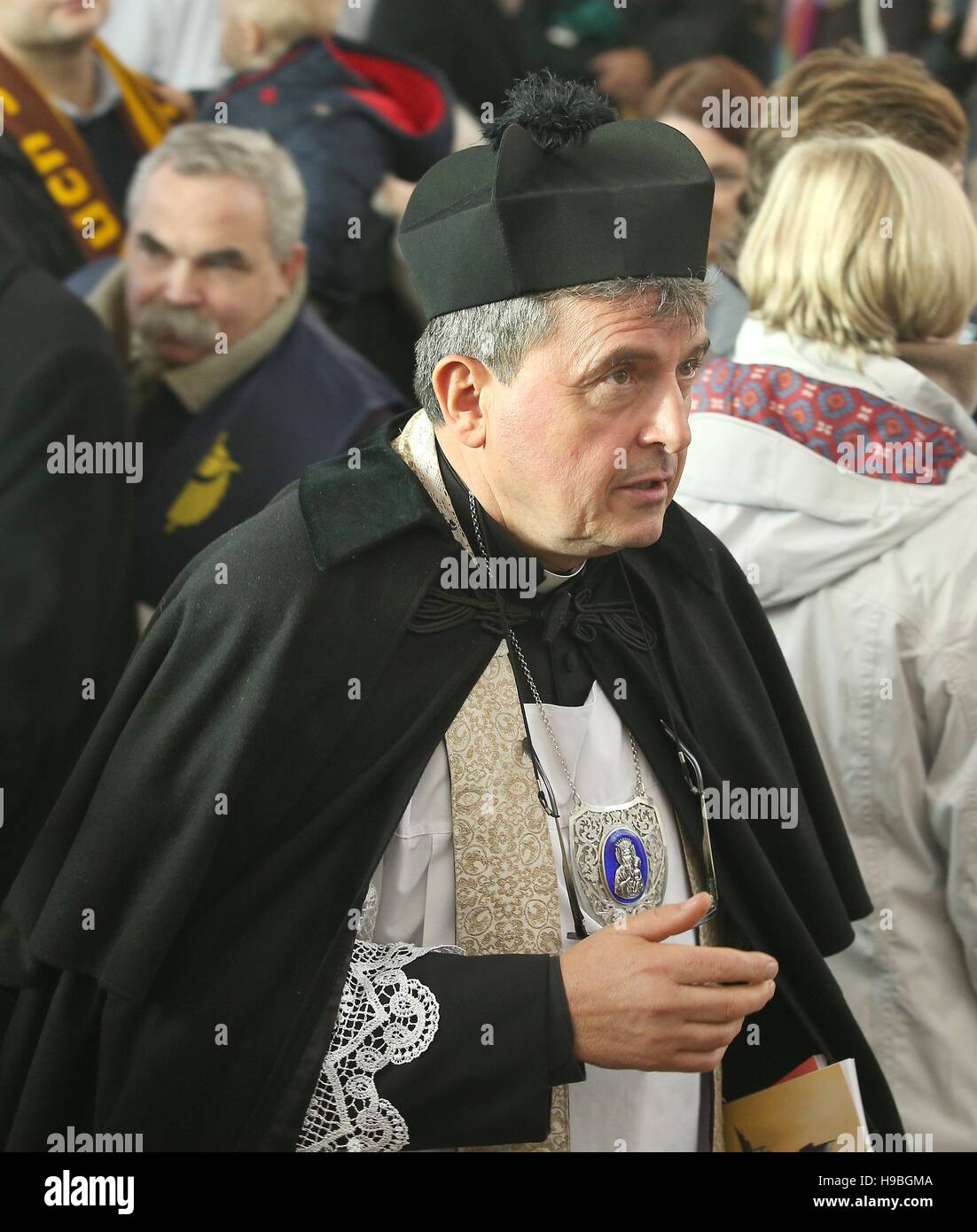 Thousend of pilgrims attend the ceremony of the enthronement of Jesus ...