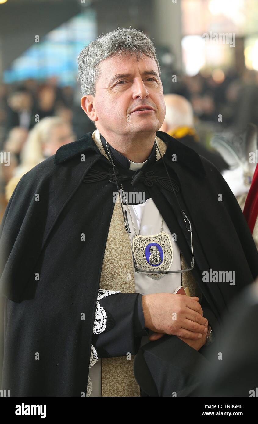 Thousend of pilgrims attend the ceremony of the enthronement of Jesus ...