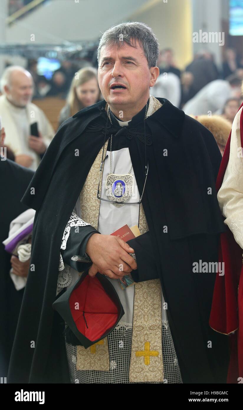 Thousend of pilgrims attend the ceremony of the enthronement of Jesus ...