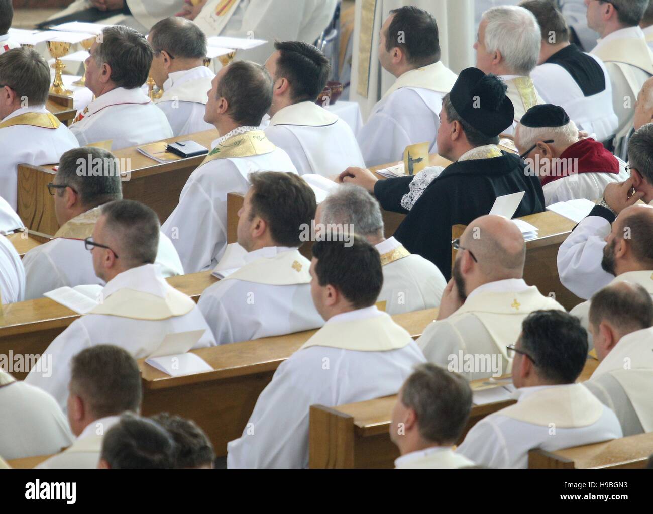 Thousend of pilgrims attend the ceremony of the enthronement of Jesus ...