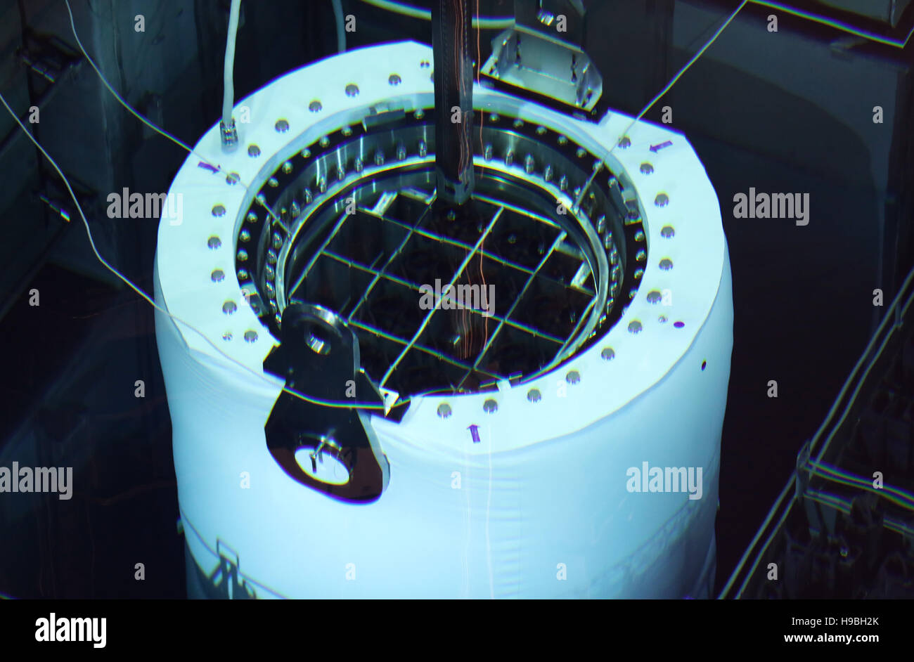 Hamburg, Germany. 21st Nov, 2016. Technicians operate the filling of a ...