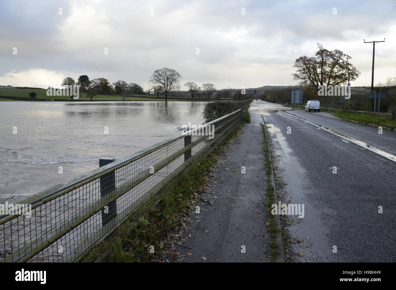 Axminster, Devon, UK. 21st Nov, 2016. UK Weather. Drivers risking going ...