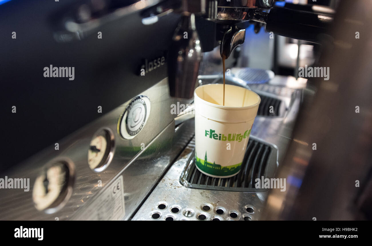 Reusable cup coffee machine hi-res stock photography and images - Alamy