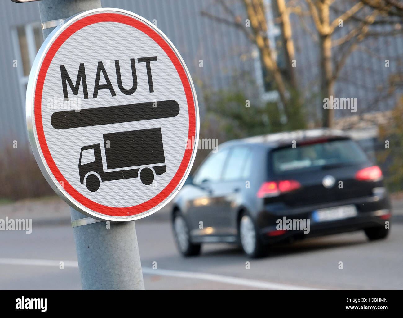 Winterbach, Germany. 20th Nov, 2016. A sign reading 'Maut' (lit. 'road ...